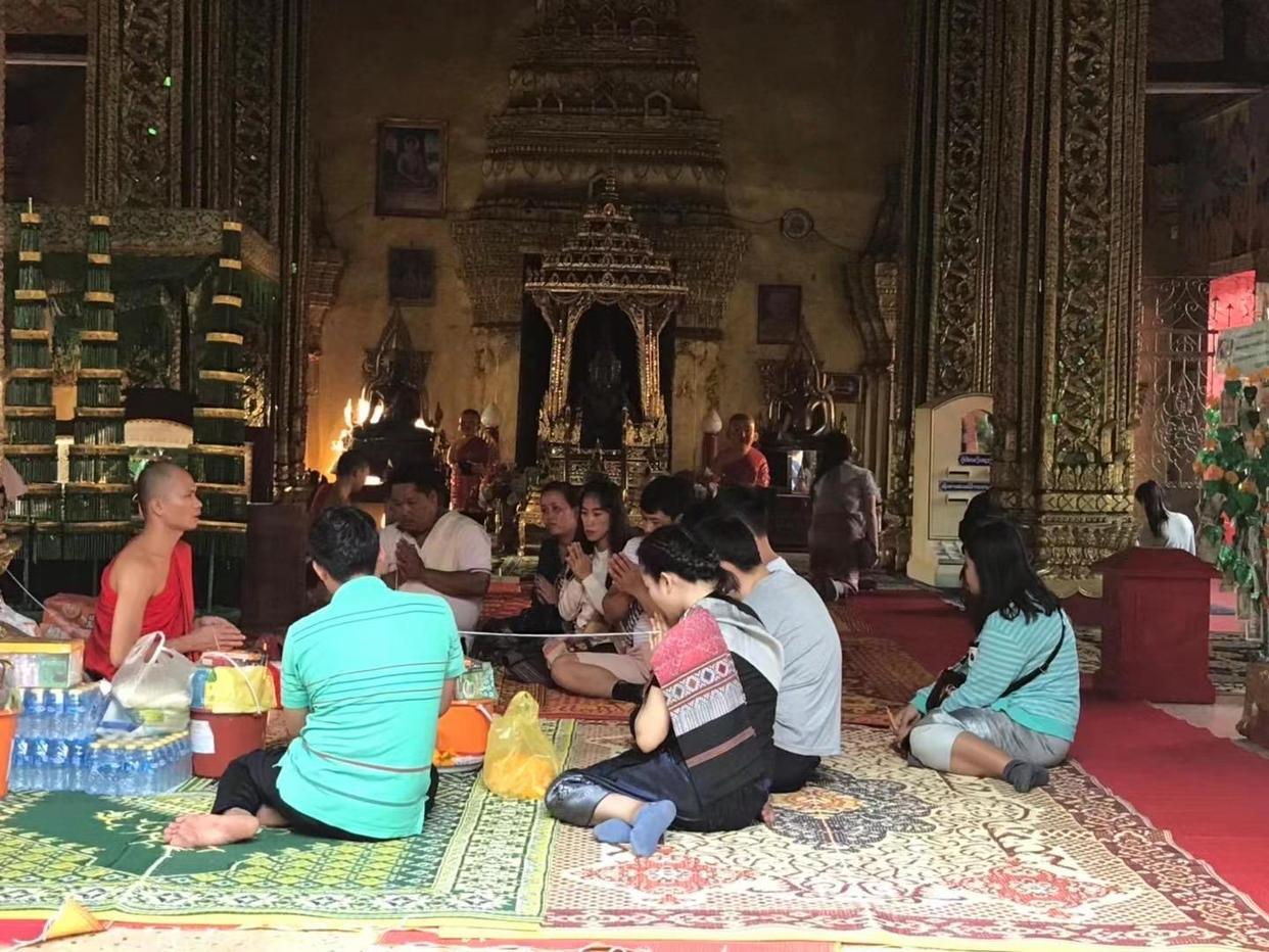 Known as the most "lazy" country in Southeast Asia, men start eating ...