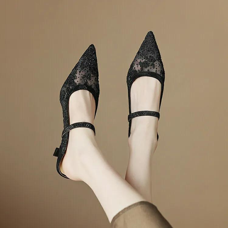 These lace pumps are so eye-catching! - iNEWS