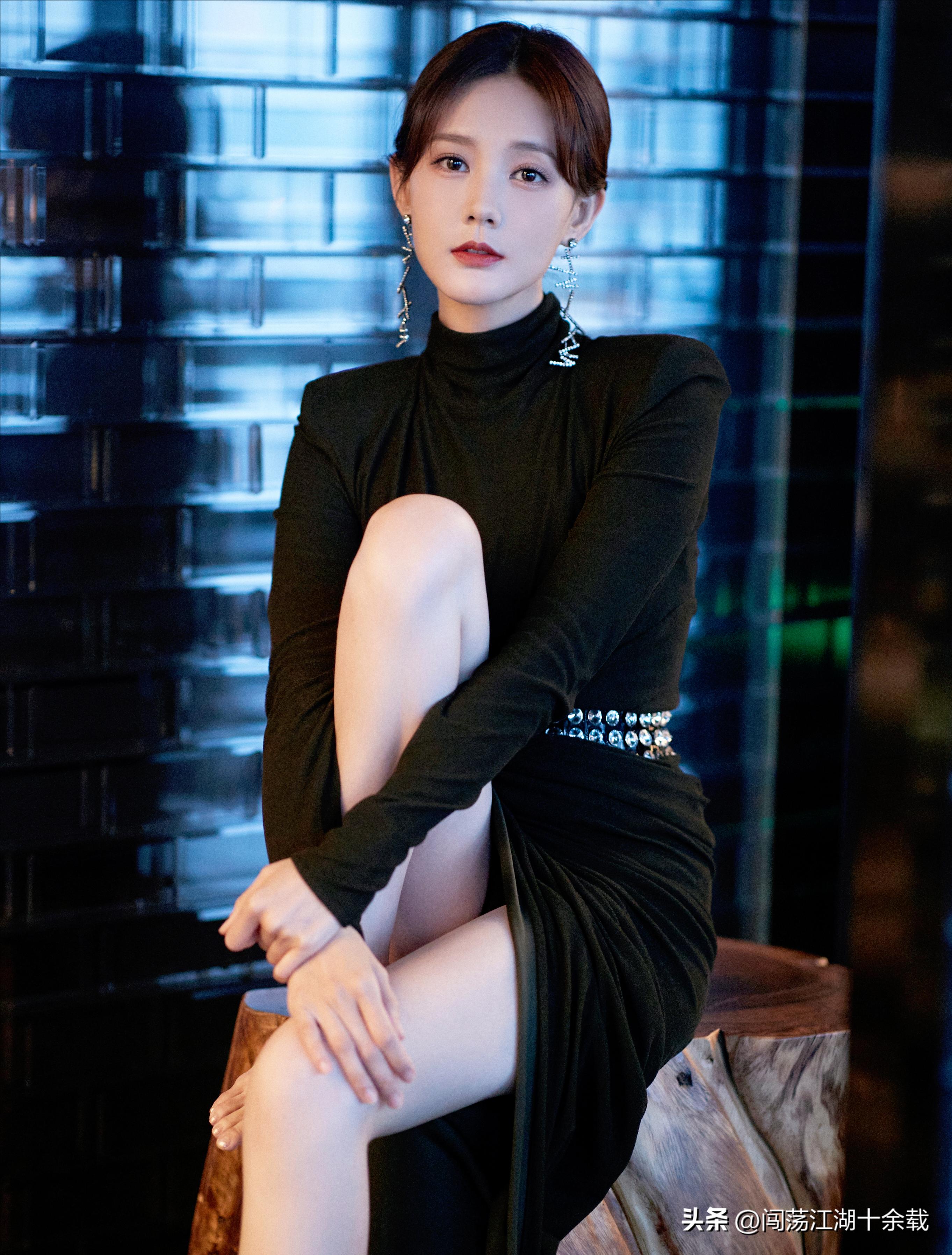 The top floret Li Yitong posted off-the-shoulder photos on social ...