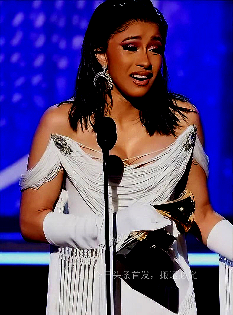 Outrageous! CardiB performed without underwear, twisted her crotch and ...