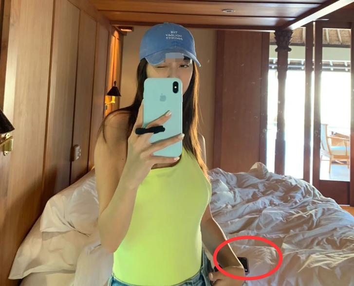 Wu Qianyu posted a vacation photo with her boyfriend Shi Boxiong, showing a good figure with a ...