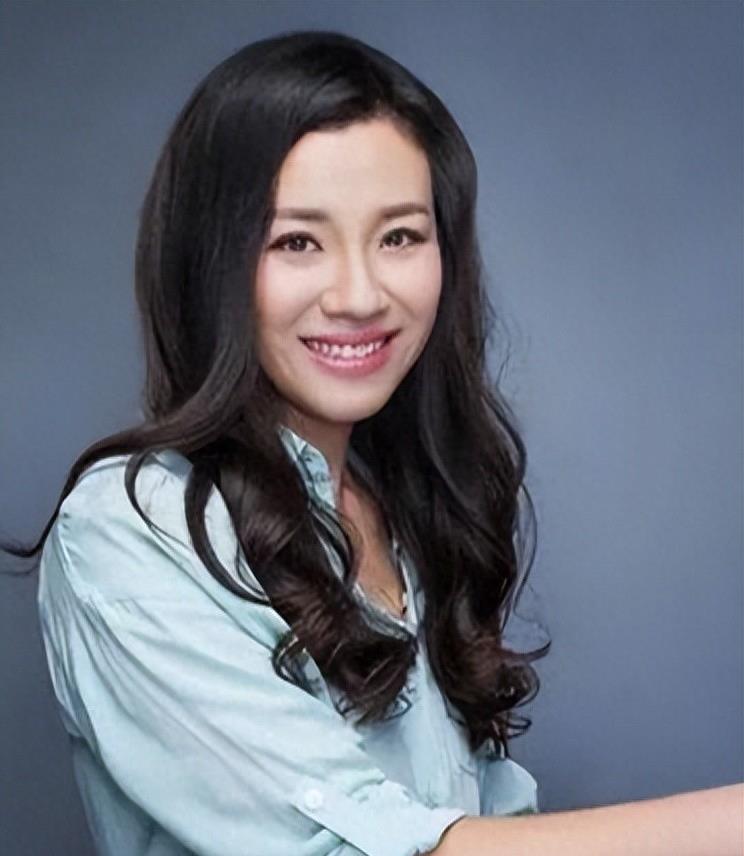 Abandoned the famous director, married a poor boy, and became a ...