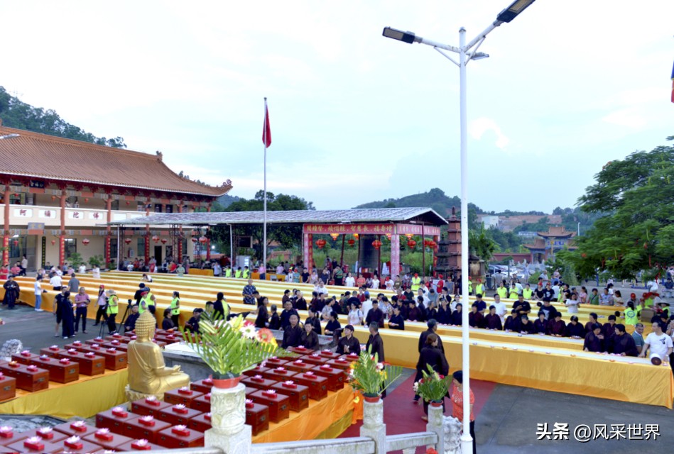 He Guojian's 10,000-meter Buddhist scriptures in lower case calligraphy ...