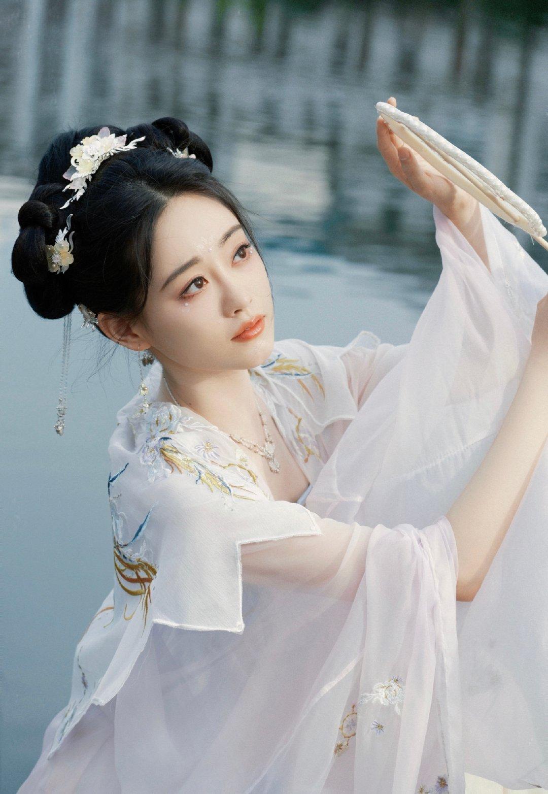 Zhu Xudan became popular with a kind of outfit called "translucent ...