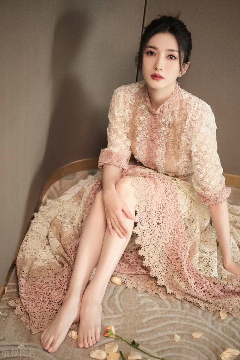 Jiang Shuying wears a golden dress, which can't cover her career line ...