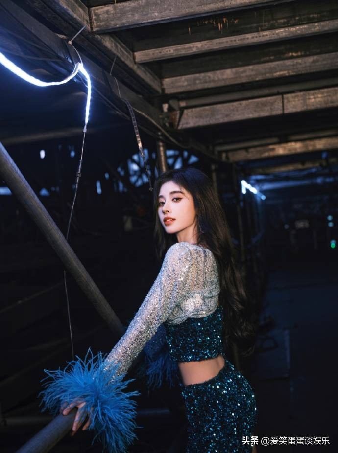 Ju Jingyi's stage style is so beautiful, she has a pretty waist, long ...