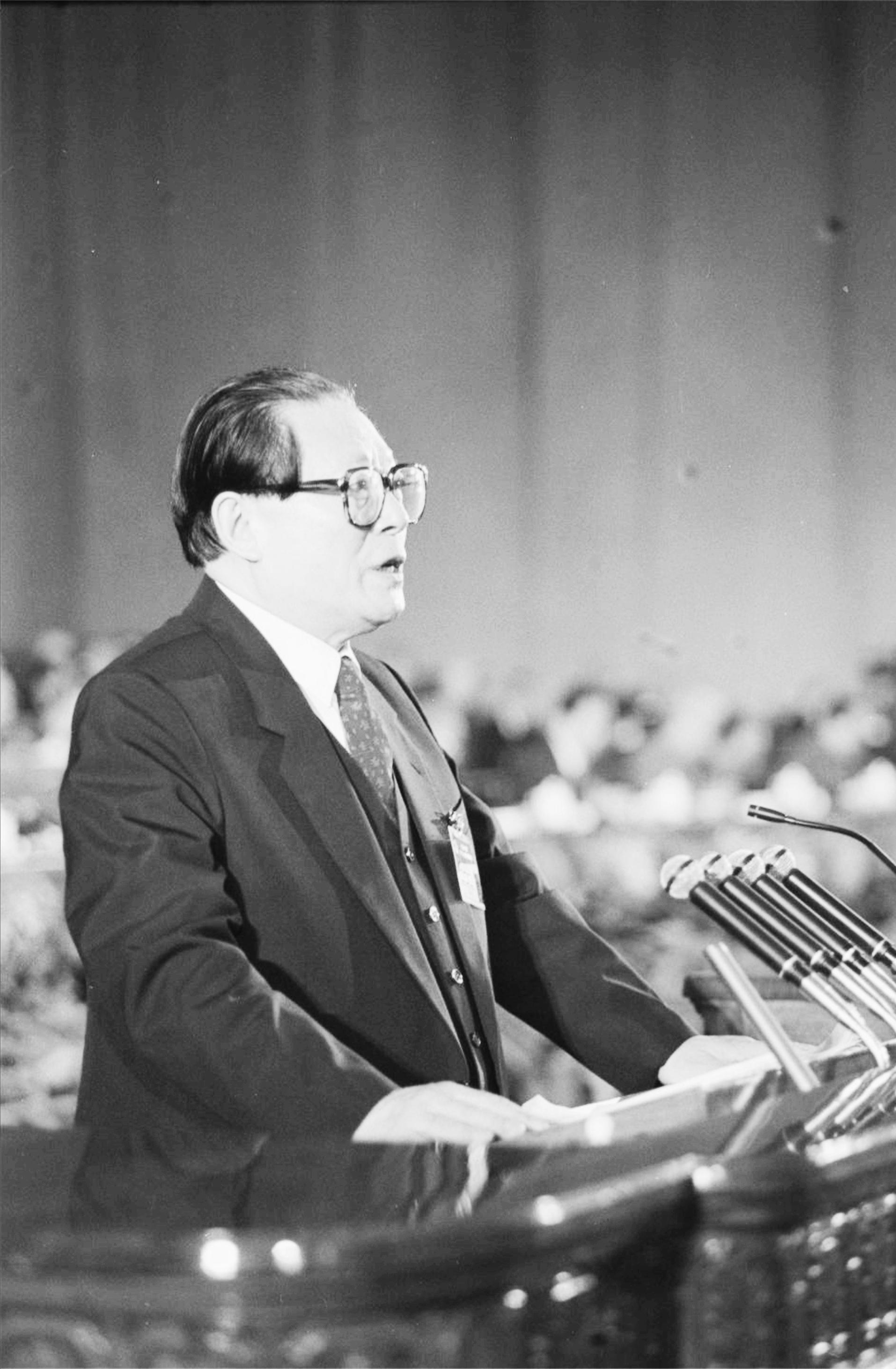 Jiang Zemin's two nobles: one is his wife Wang Yeping, and the other is ...