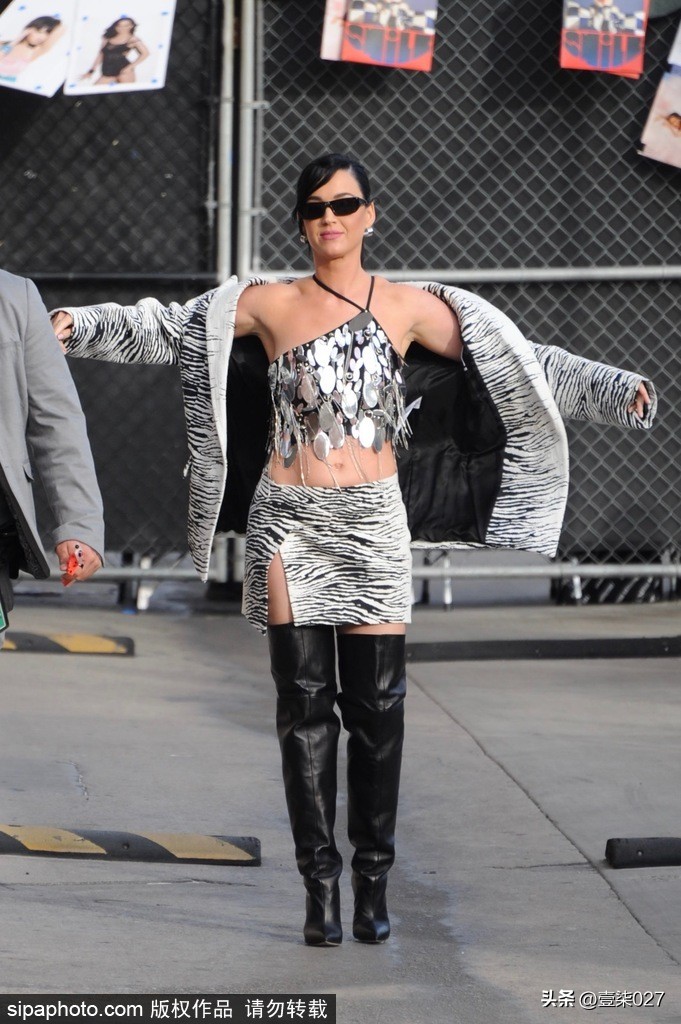 "Fruit Sister" Katy Perry appeared in a miniskirt with a neck vest and ...