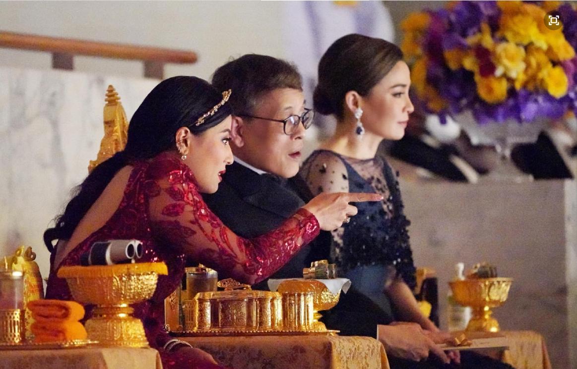 Thai King's family of three went to the concert!Sutida is amazing in a cloak skirt, and Si ...
