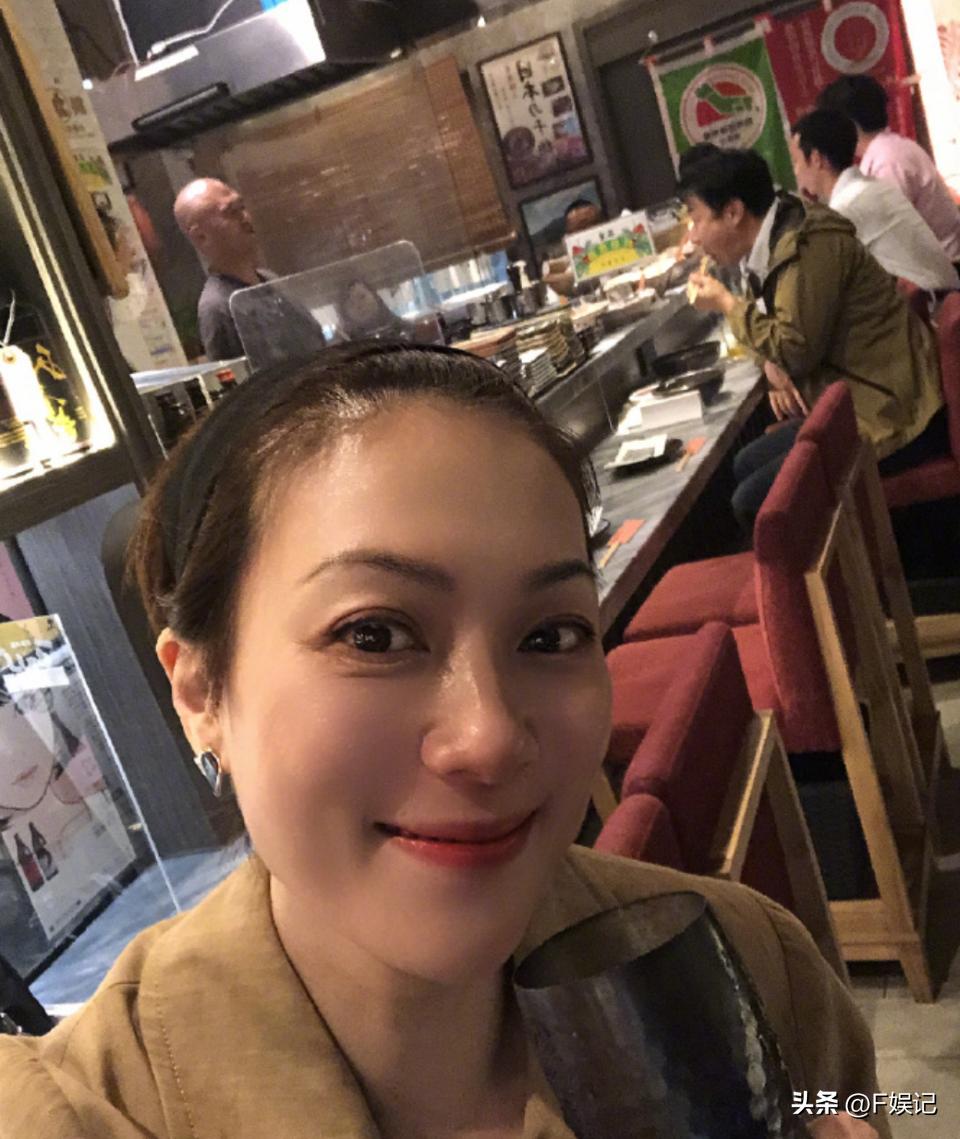 Zhang Keyi was met by chance and happily took a group photo with ...