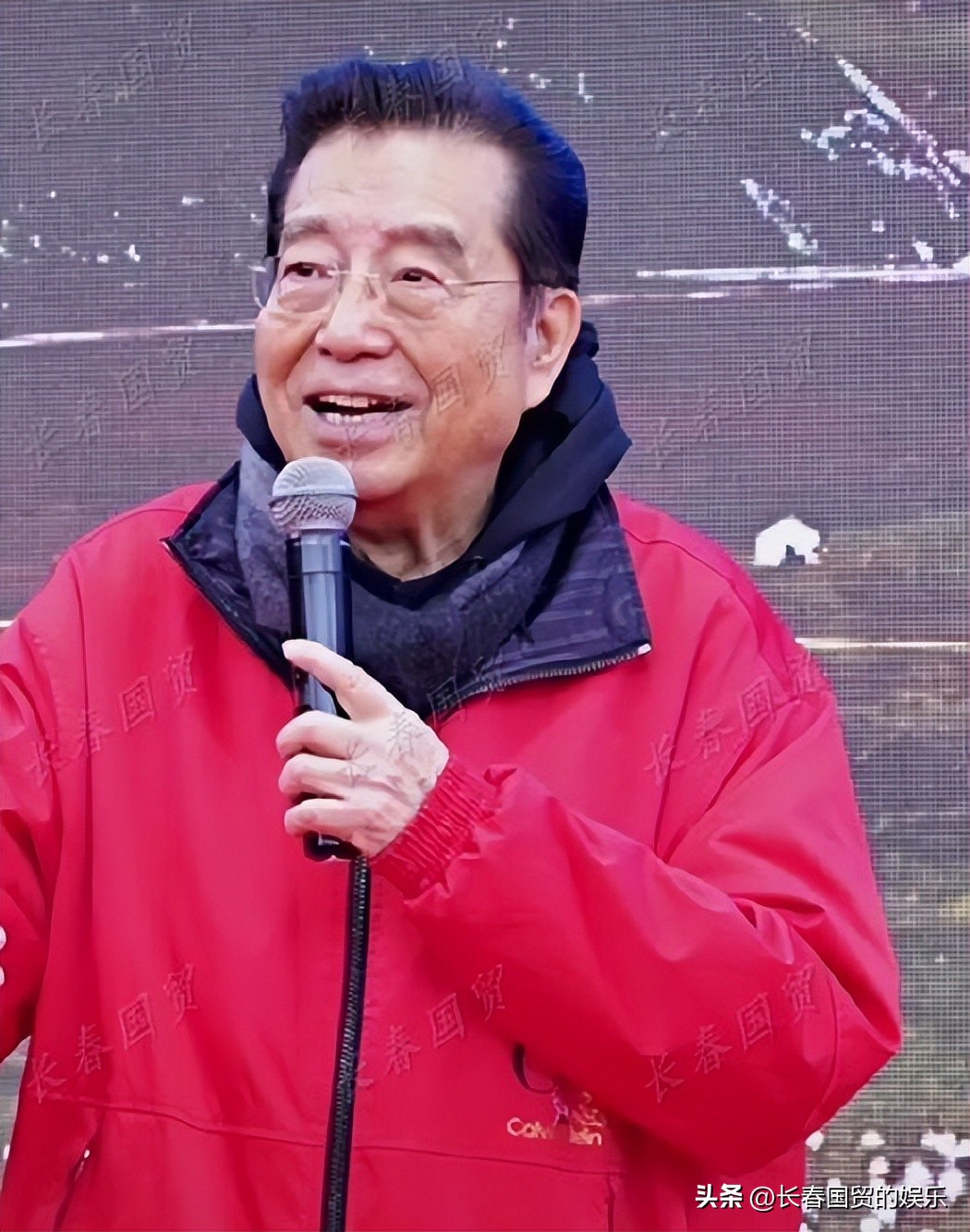 84-year-old Li Shuangjiang rarely appeared on stage to sing, his hair ...