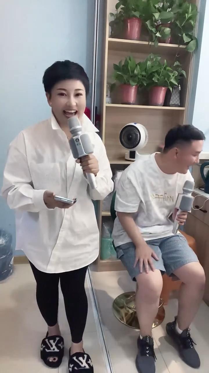 Zhao Benshan's apprentice Pang Ya sang in the same frame as her husband Yang Shulin for the ...