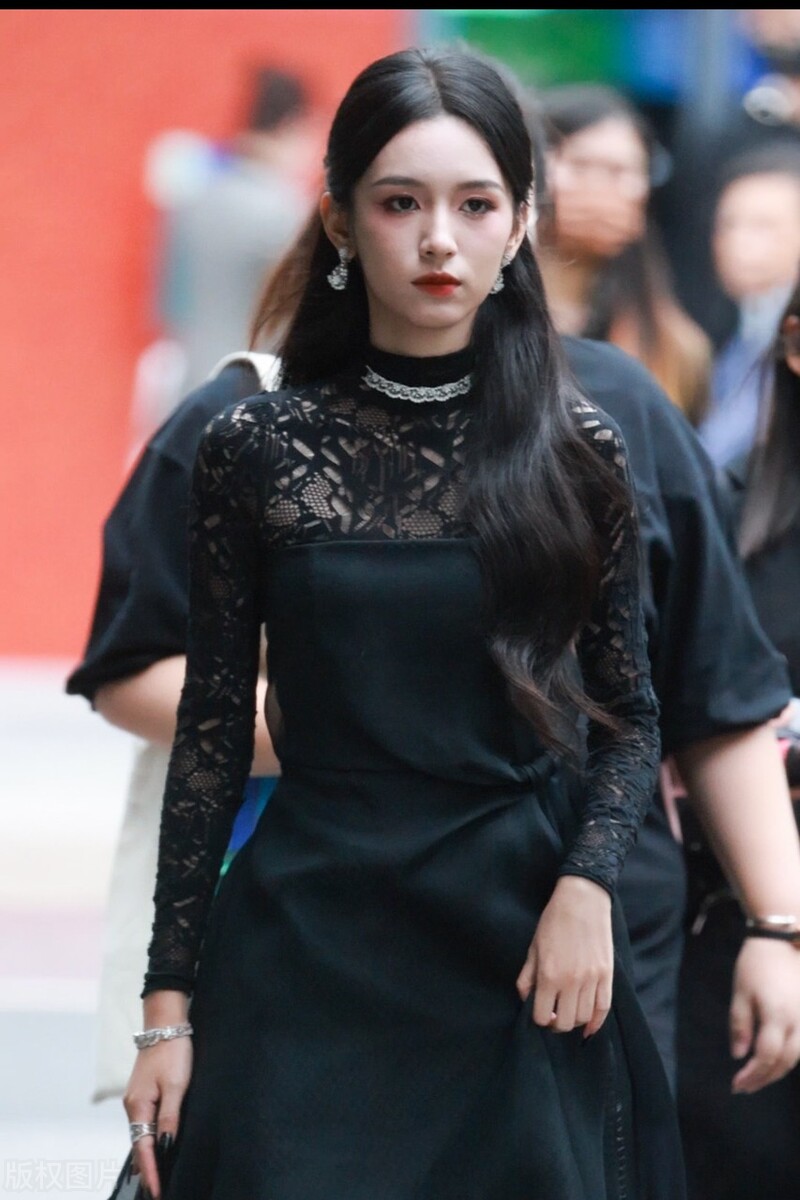 Zhou Ye attended the VOGUE event in a black dress with high quality and ...