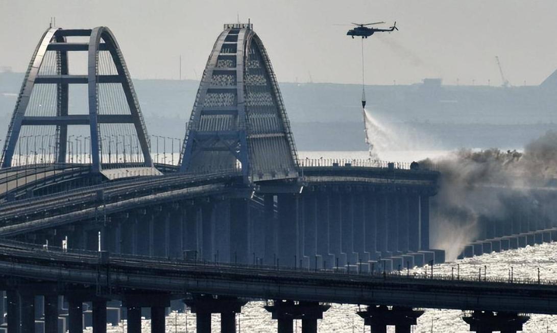 At the moment of the decisive battle, the Crimea Bridge was suddenly ...