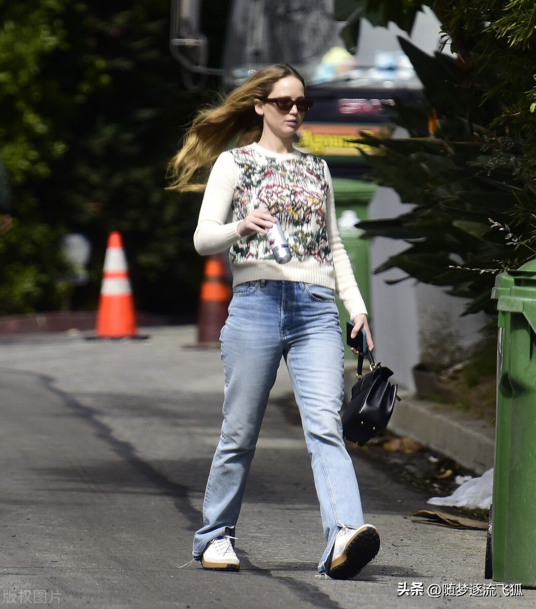 Big cousin Jennifer Lawrence appeared on the streets of Los Angeles ...