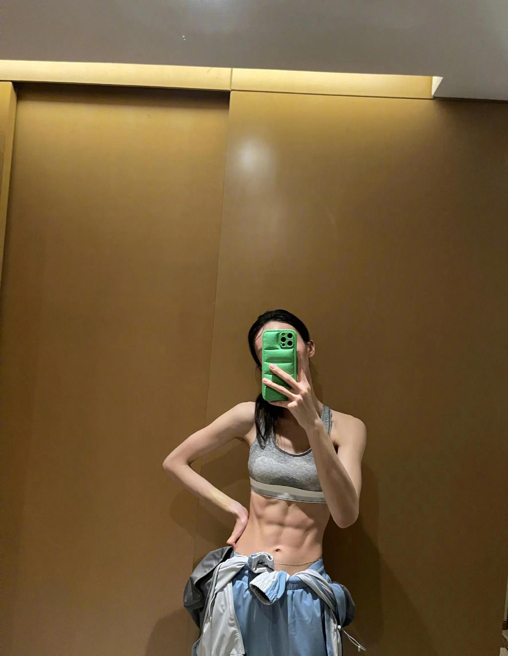 Jin Chen posted a fitness photo, with muscles like "King Kong Barbie ...