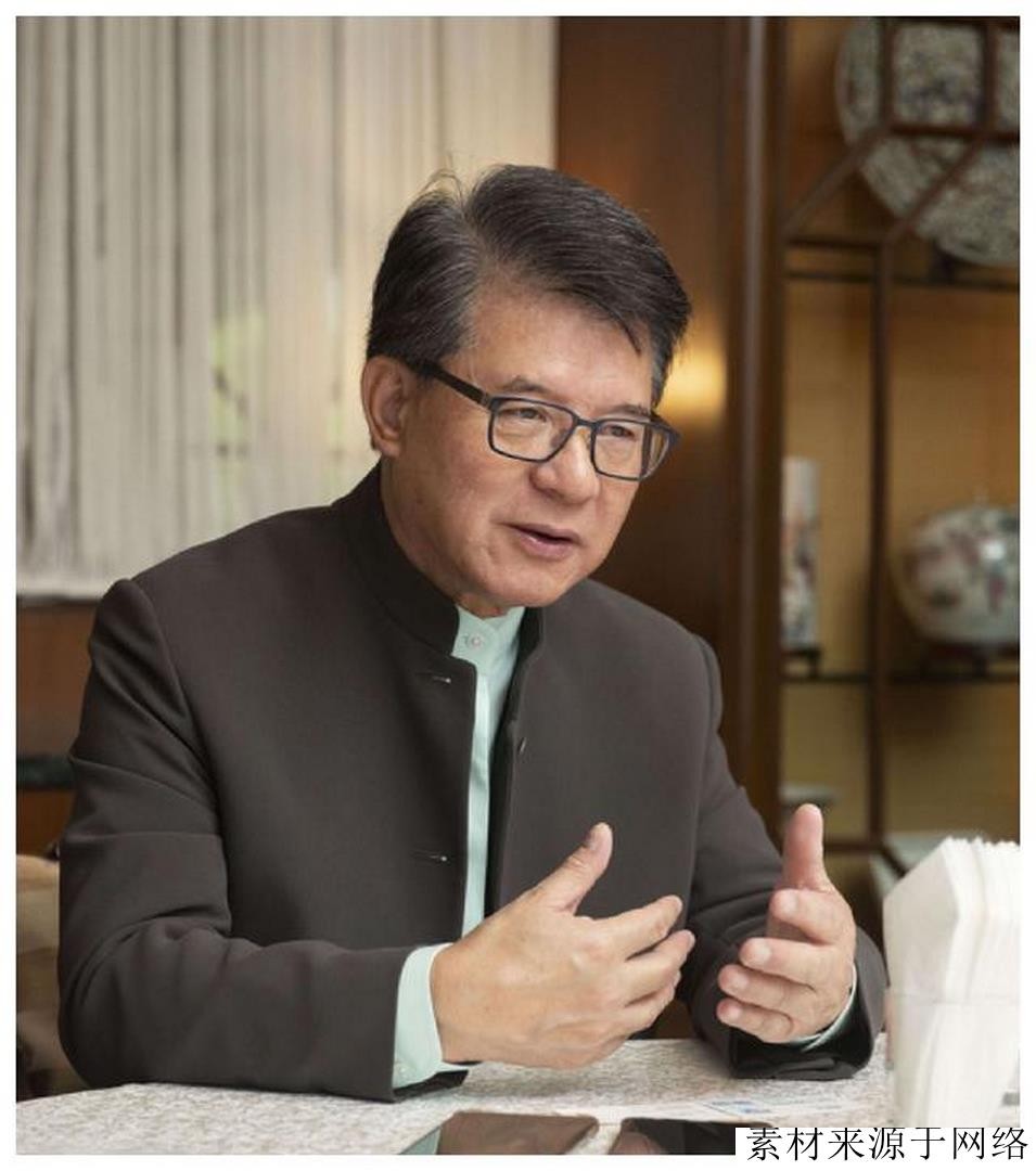 Lingling Zhu accompanied her second husband to attend the group ...