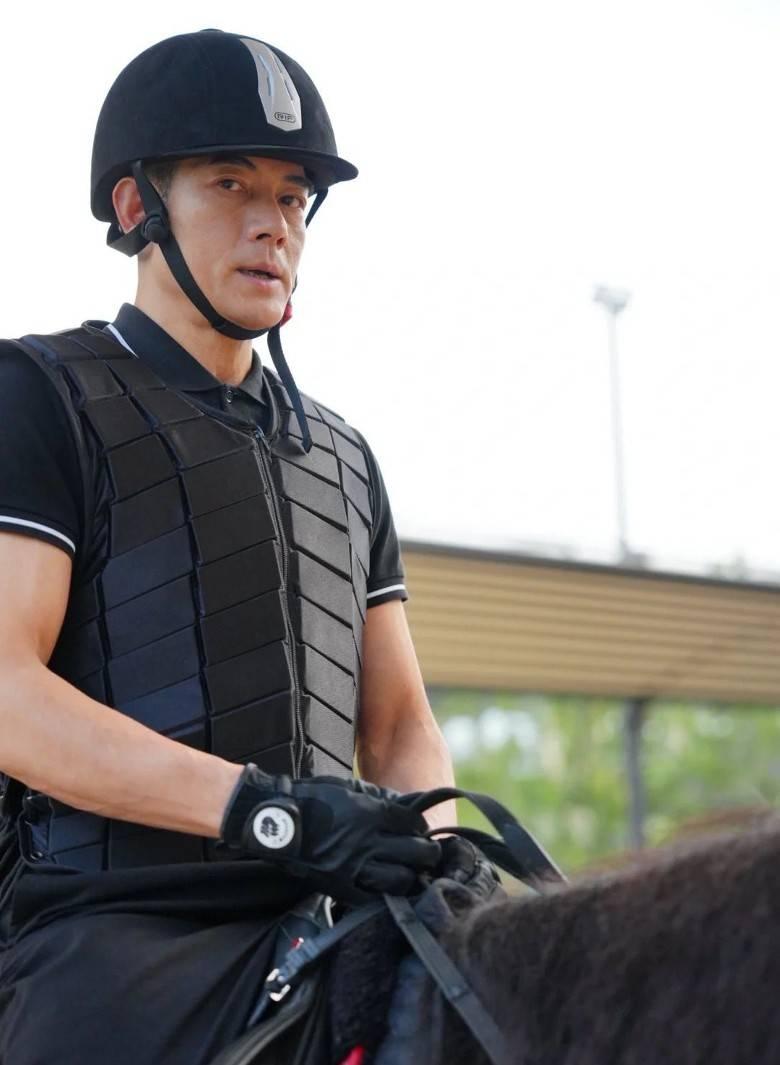 57-year-old Aaron Kwok's photos of his riding were exposed, he didn't even have a law pattern ...