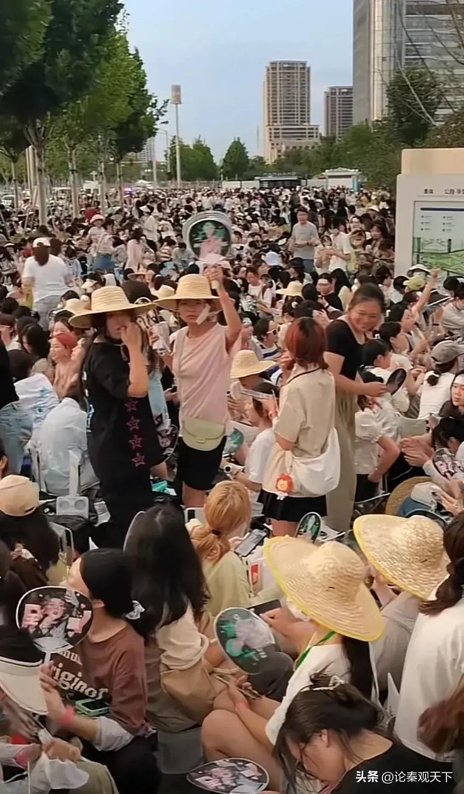 TFBoysICON fans are waiting for the concert in hot weather, showing ...