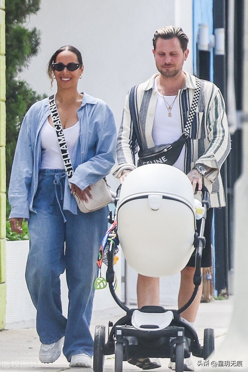 Lianna Lewis is wearing a blue shirt + wide-leg jeans + white sneakers ...