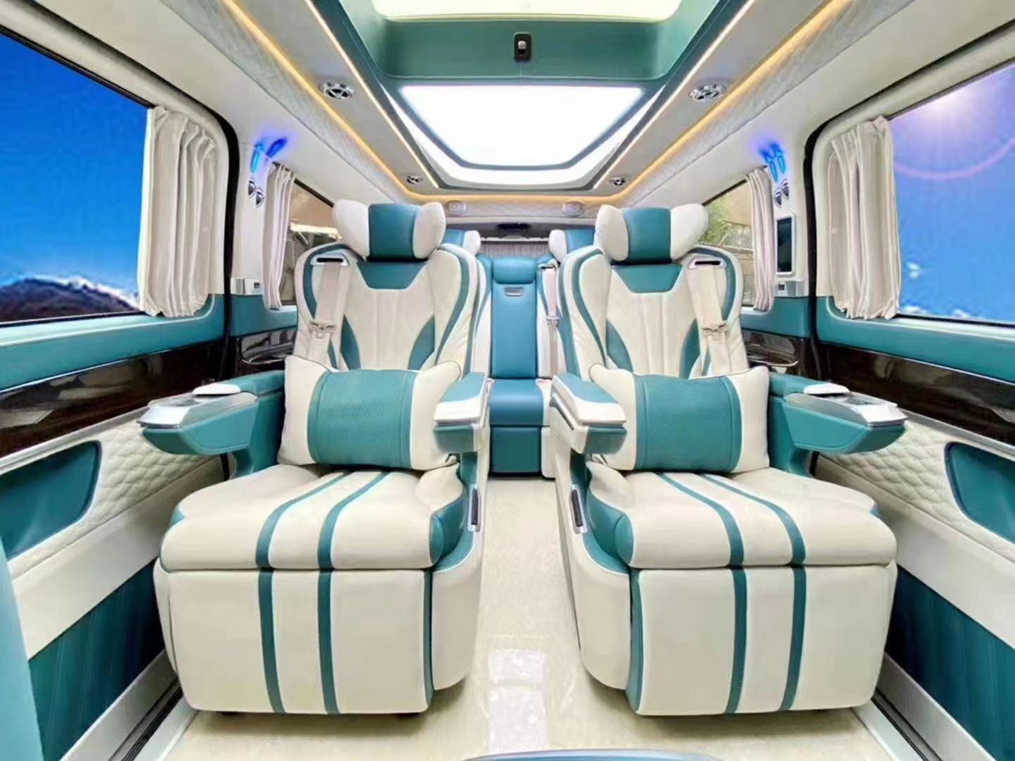 The 6 most famous colors in the world - Tiffany blue (car interior) - iNEWS