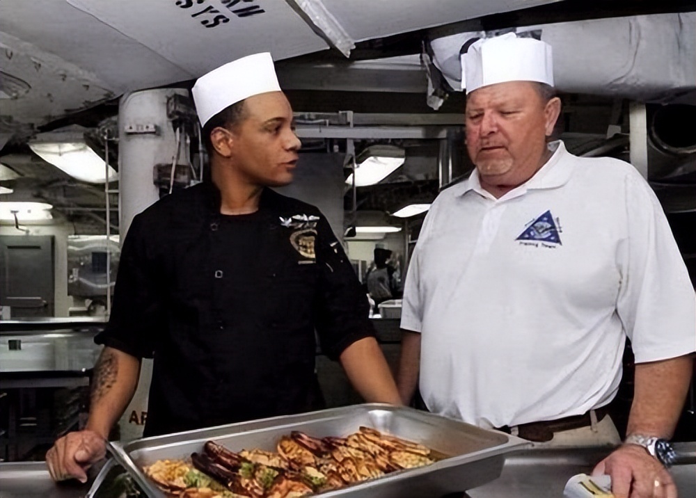 How hard is it to cook in a submarine? Sailing on the seabed for three ...