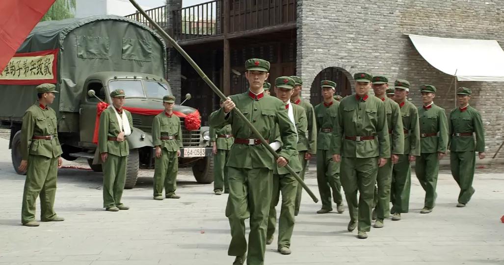 In the famous scene of "Ace Troops", the platoon leader sacrifices Gu ...