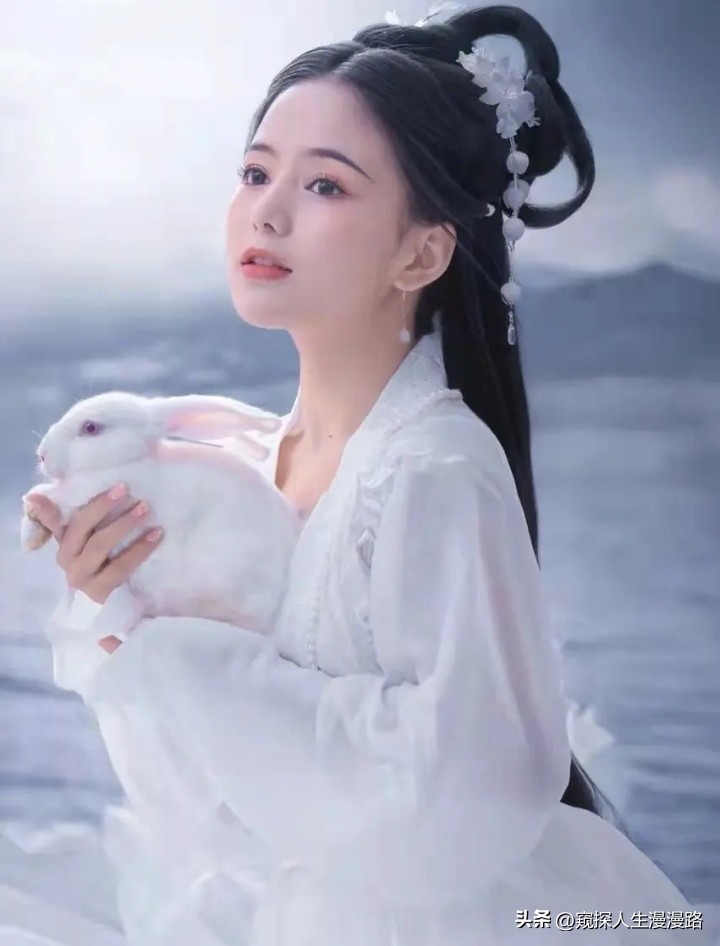 Yin Lihua was taken back to the palace by Liu Xiu, she voluntarily withdrew from the empress ...