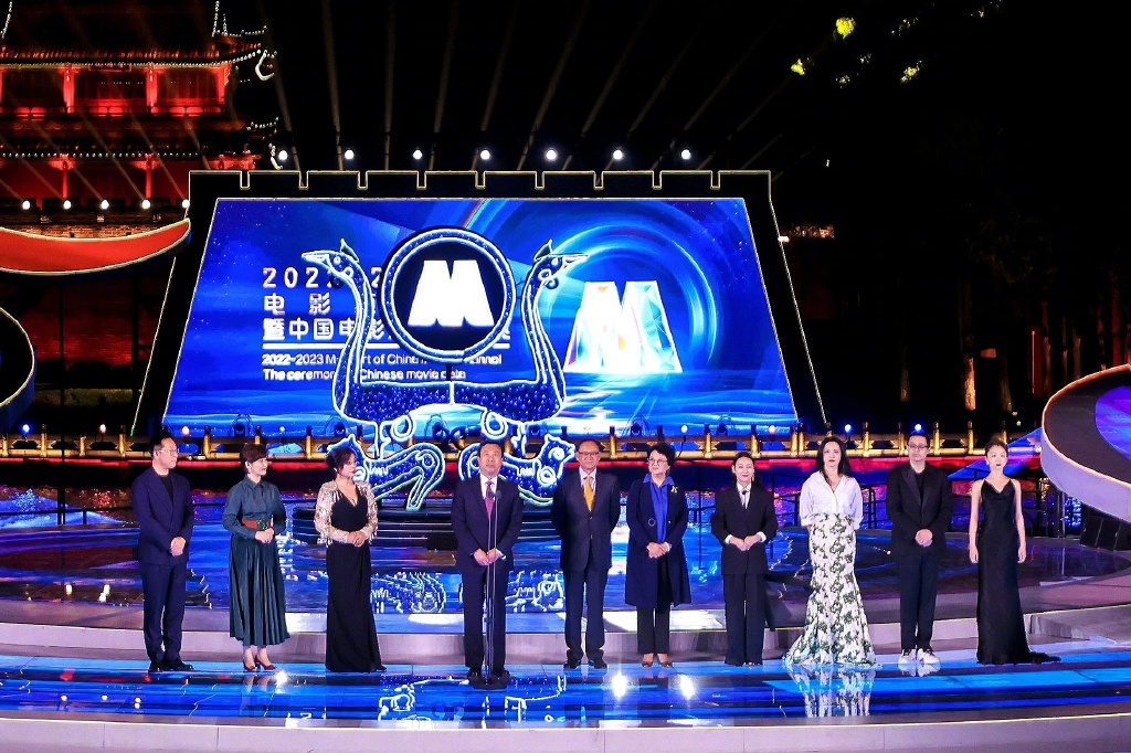 CCTV Movie Ceremony: The 6-person host team competes in the same frame ...