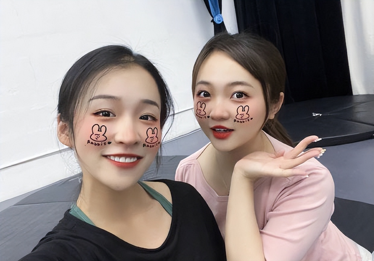 Lin Miaoke took a photo of aerial yoga with a light body and a photo ...