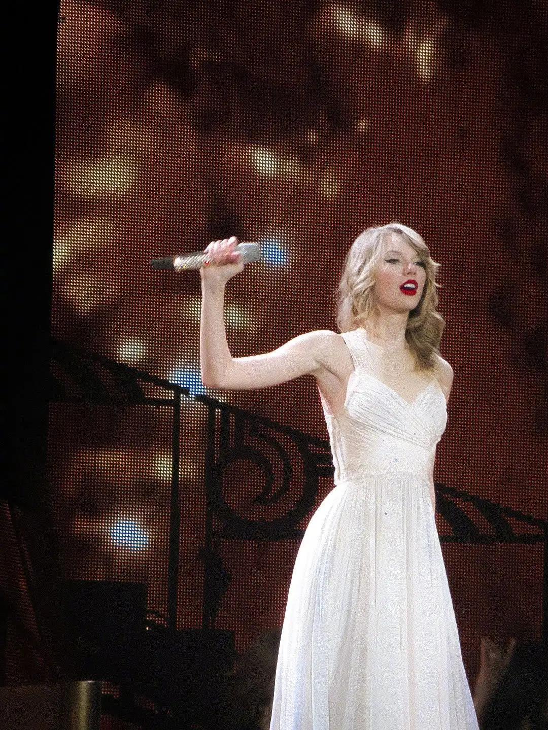 Taylor Swift really shines on stage! - iNEWS