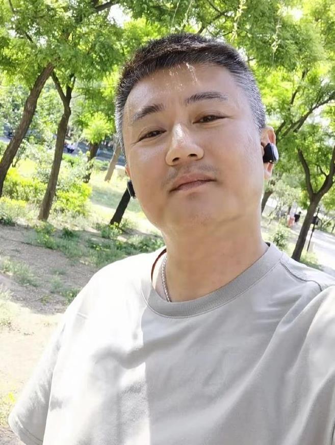 42-year-old Ye Jing checks in at Sanya Food Street, with gray hair and out-of-shape figure, she ...