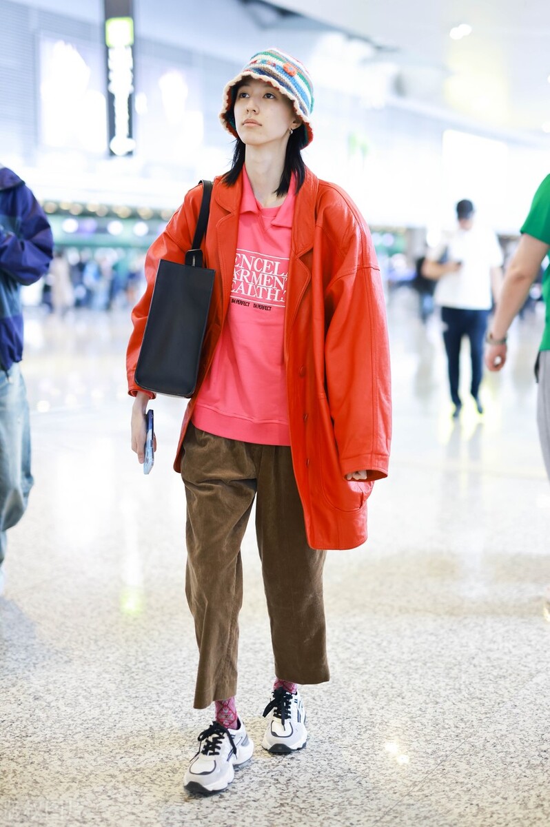 Wang Yueyi appeared in red dress at Shanghai Airport - iMedia