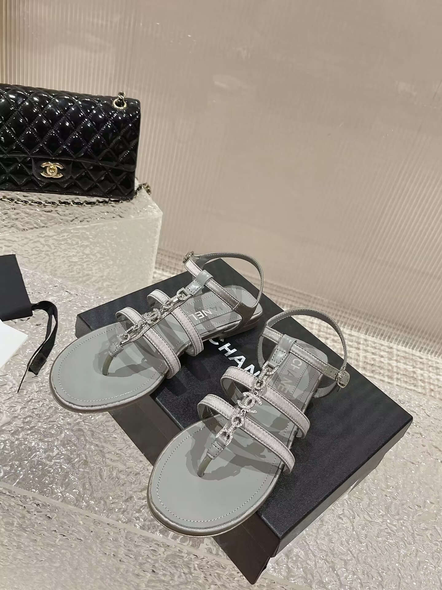 Princess sandals, you can have them at the beginning of 3, so worth it ...