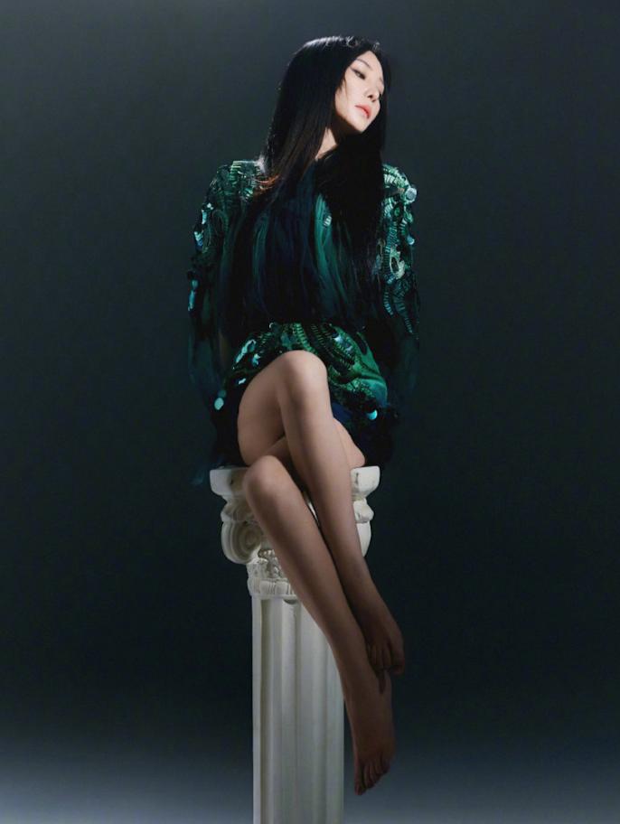 41-year-old Liu Yan turned into a beauty under the moon!Lying in the ...