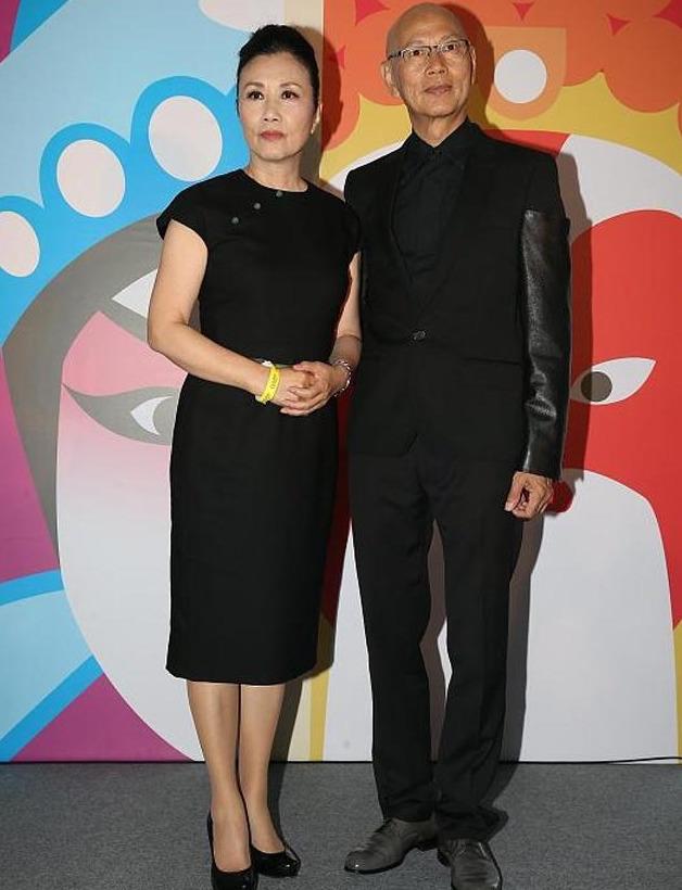 Wang Mingquan posted travel photos. Under the lens of his wife, she ...