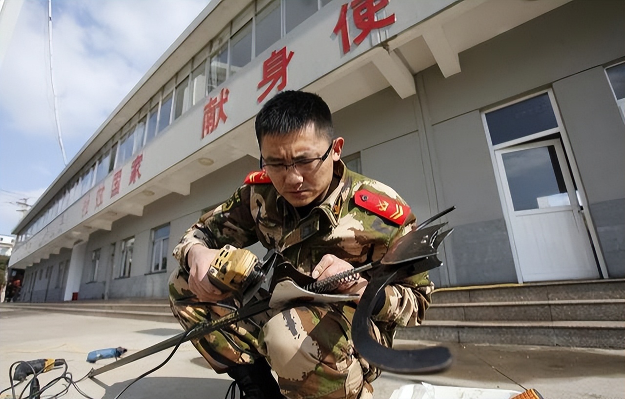What is the relationship between the squad leader and the non ...