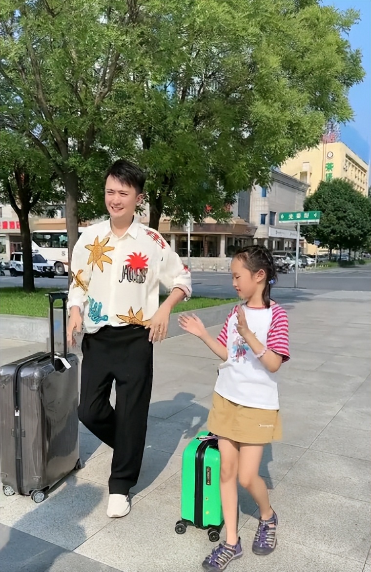 Yang Fan, a well-known CCTV mouthpiece, personally sent off his mother ...