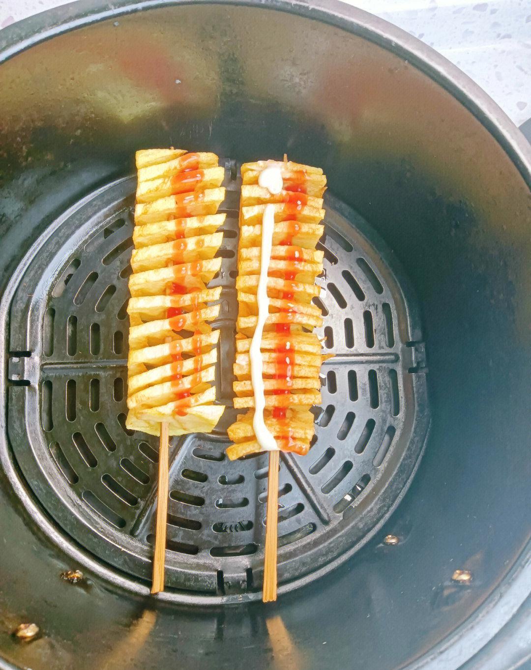 The whirlwind potato tower in the snack street is fragrant and crispy ...