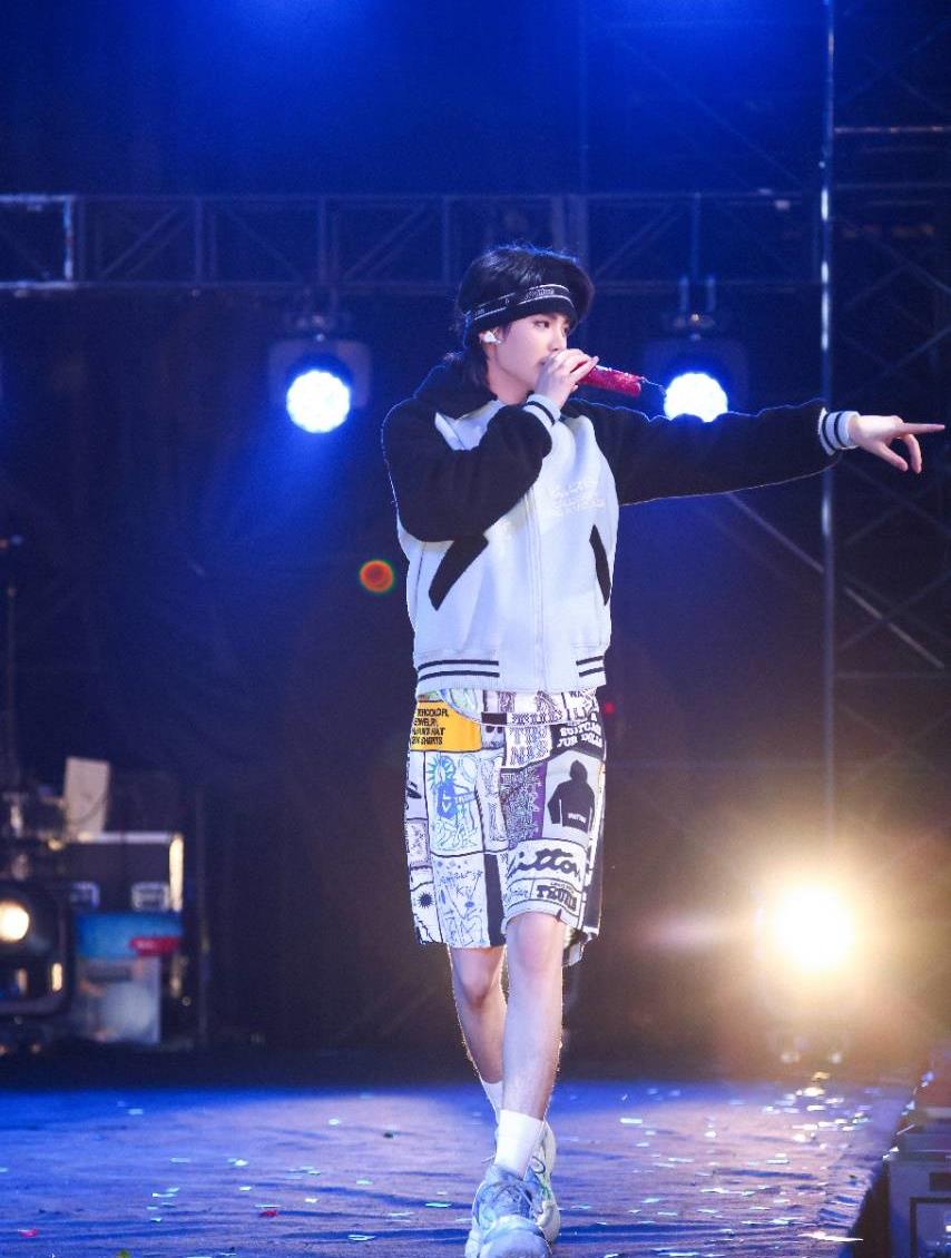 Huang Minghao's solo concert in Changsha started with a shocking new ...