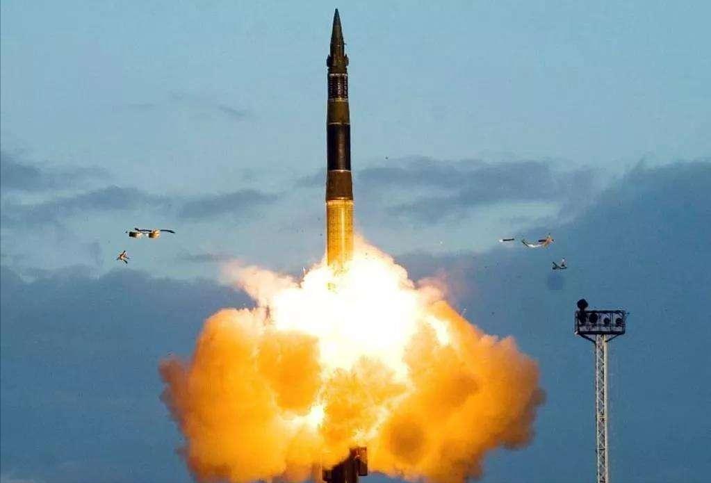 Russia's Topol-M intercontinental missile has a range of 12,000 ...