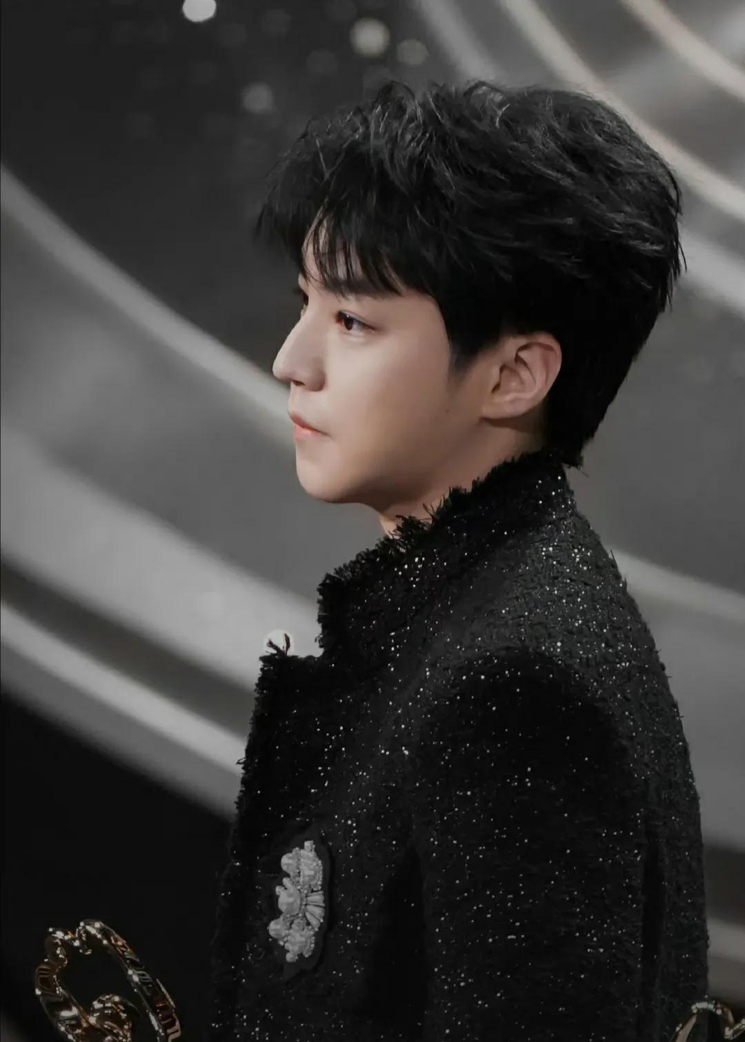 Weibo night is so embarrassing, TFBOYS is so close to the world, Deng ...