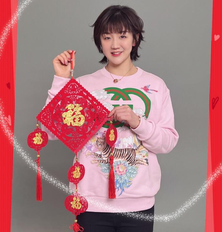 The hairstyle is so cool!Chen Meng's family photo with her parents is ...