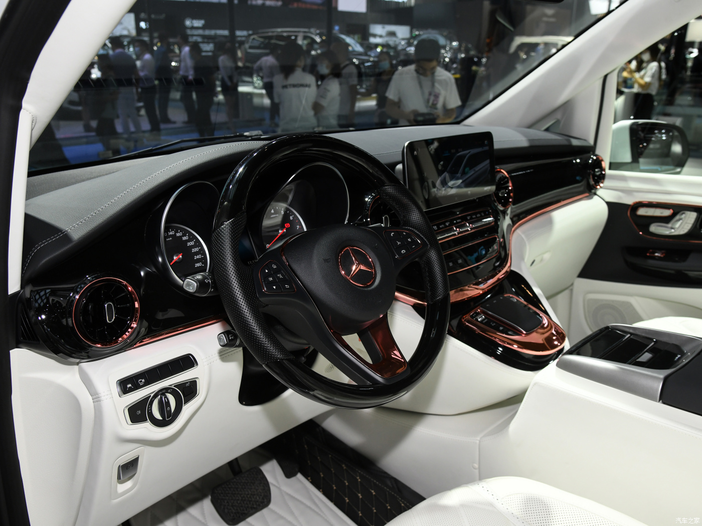 Venus EXPANSE infinity four-seat Mercedes-Benz commercial vehicle ...