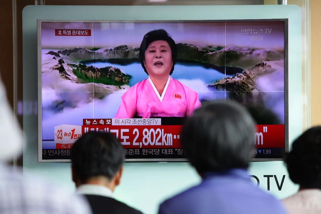 The first person on the North Korean screen, the announcer Li Chunji ...
