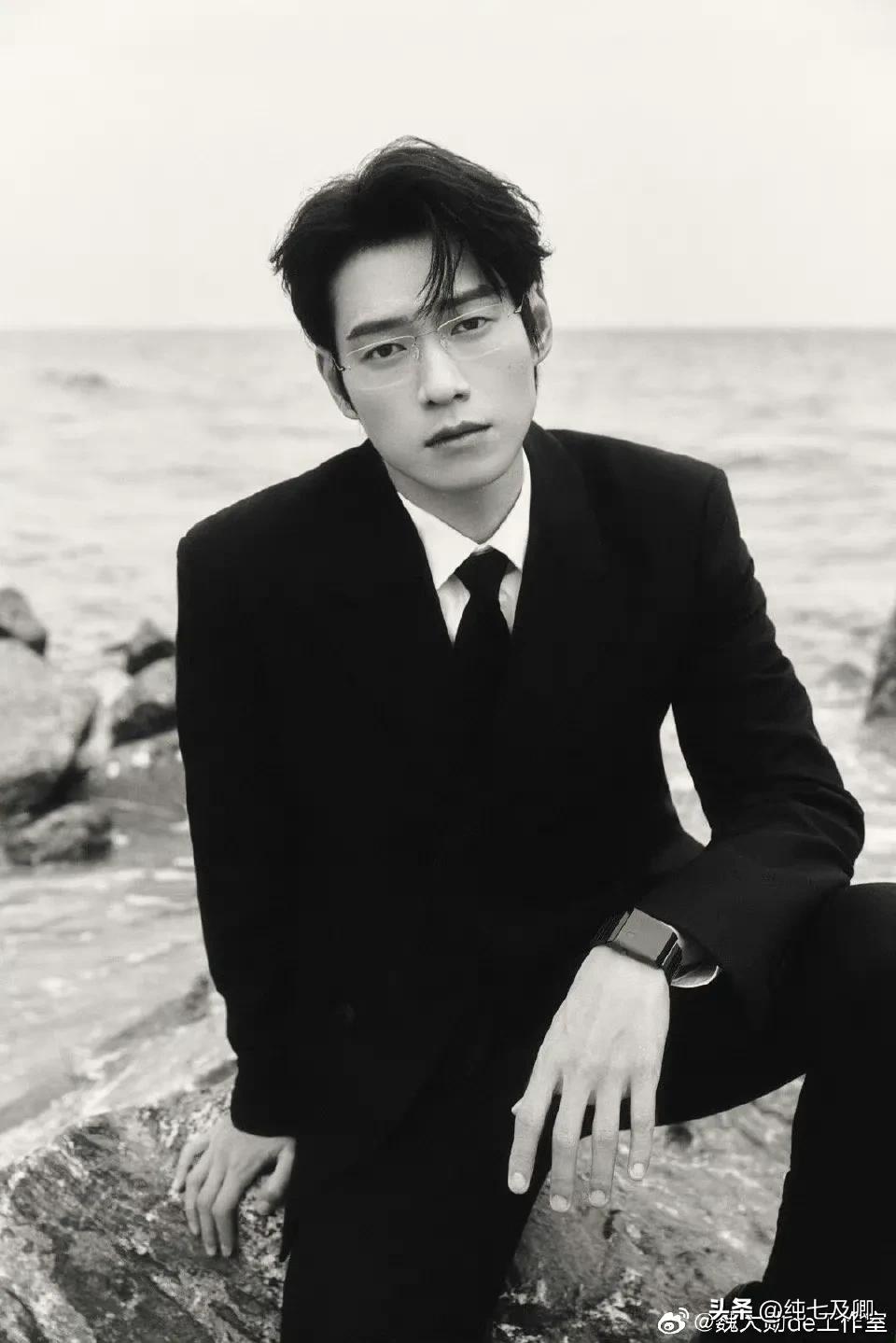 How similar is Wei Daxun, an abstinent warm man, and Deng Wei in "Long ...