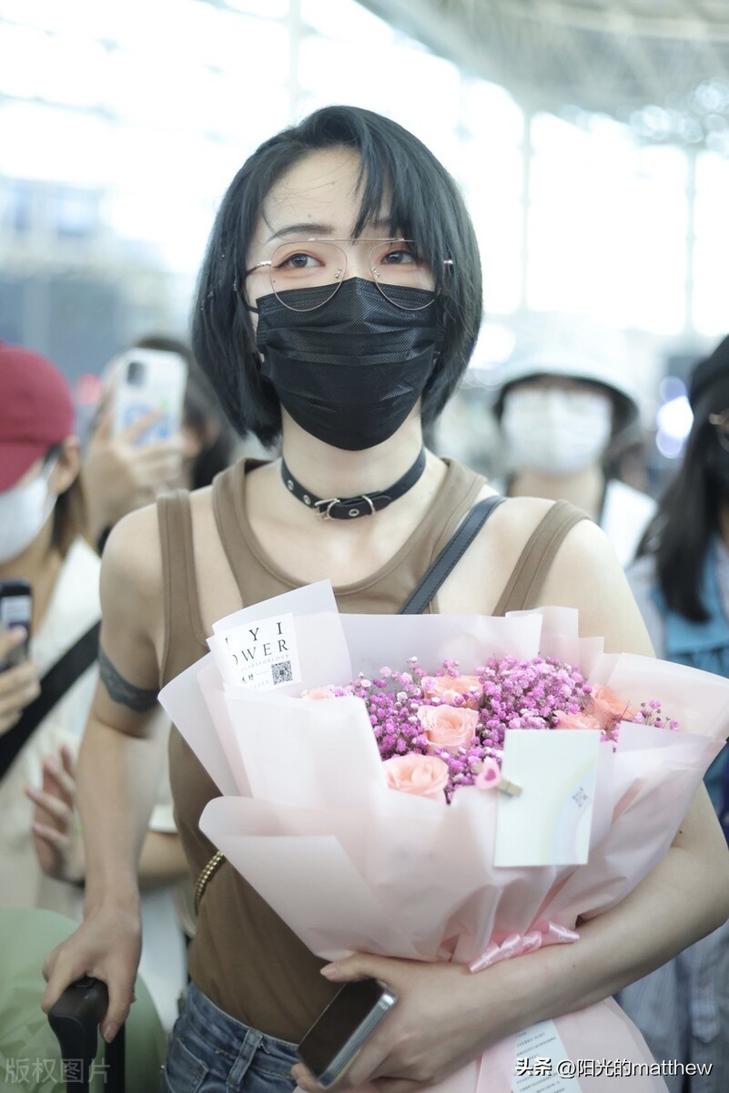 Liu Lian appeared at Hangzhou Airport, wearing a hollow vest, jeans and ...