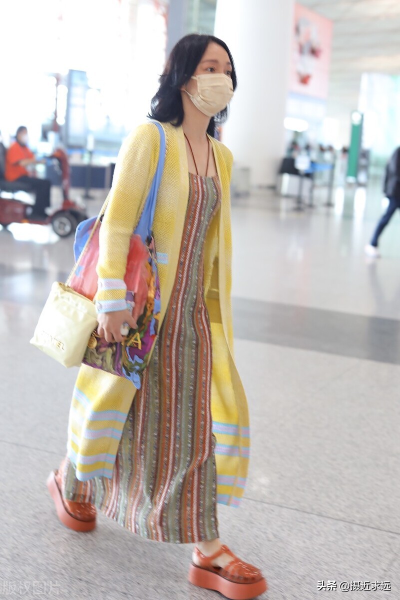 Actor Zhou Xun showed up at Beijing Airport in a national style long ...