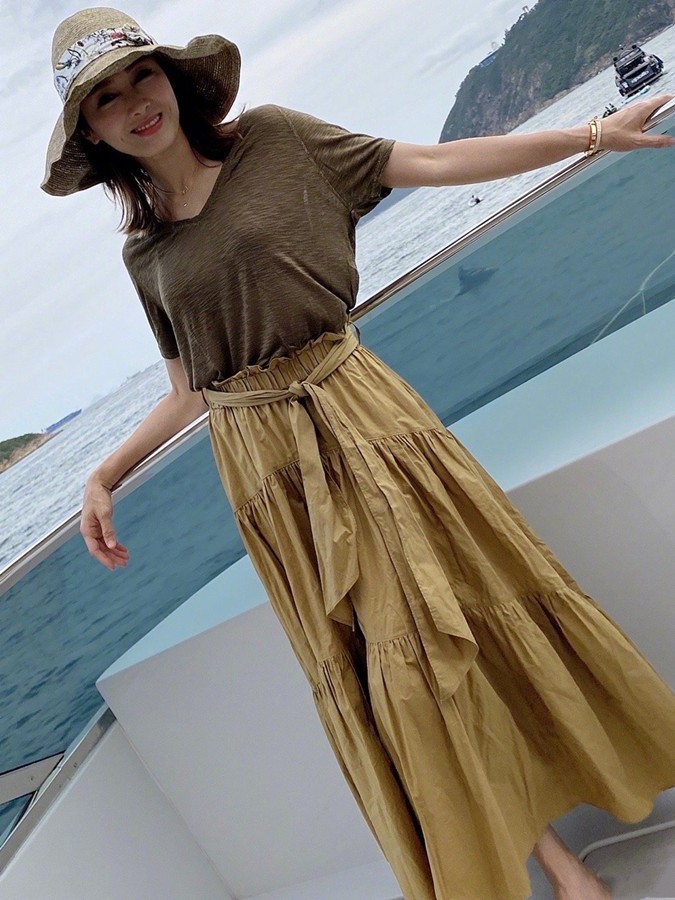 Gigi Lai showed up with her rich husband, she was wearing a pink slim ...