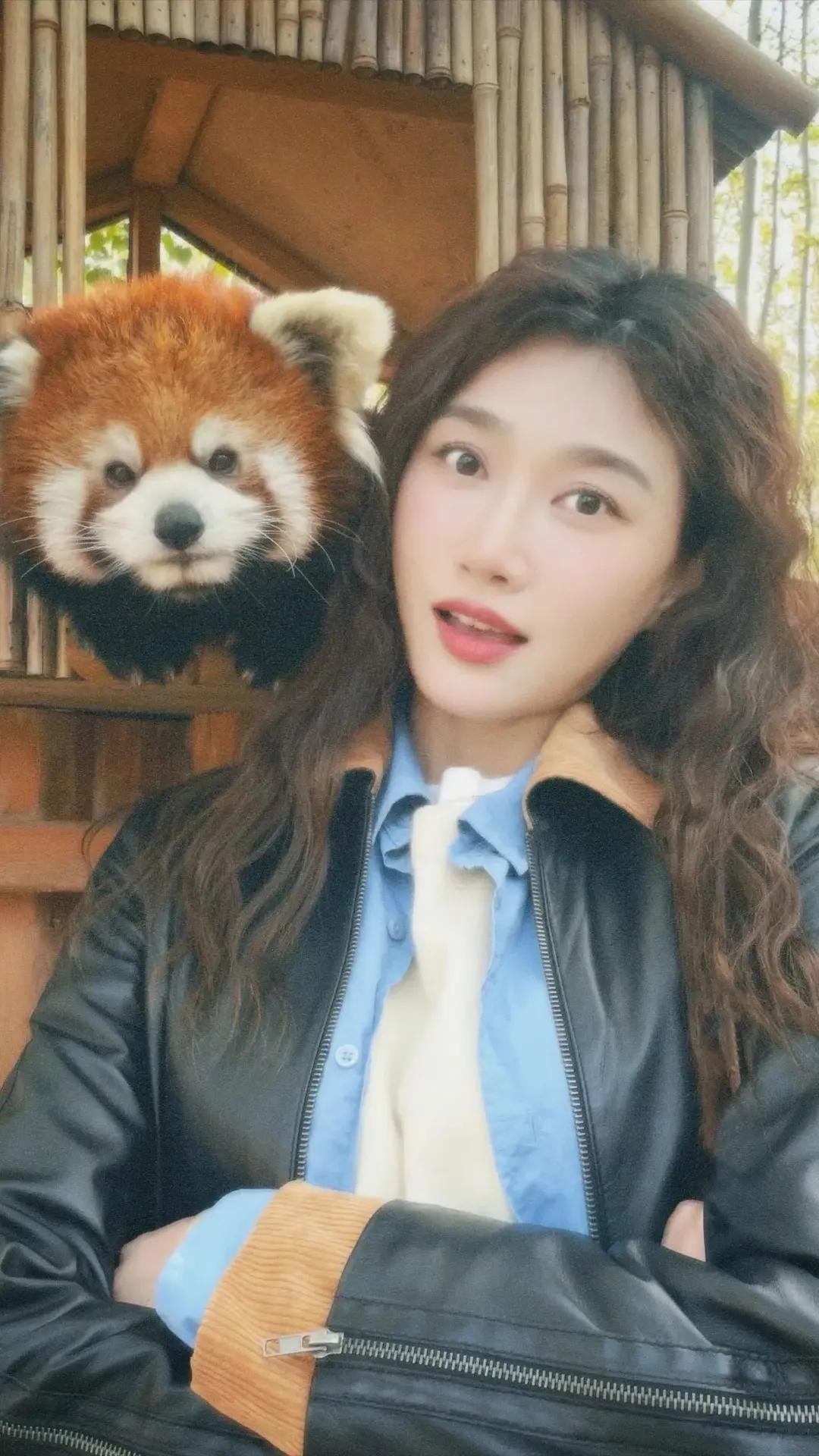 The Pretty Lady in Hosting World. Li Siyu - iNEWS